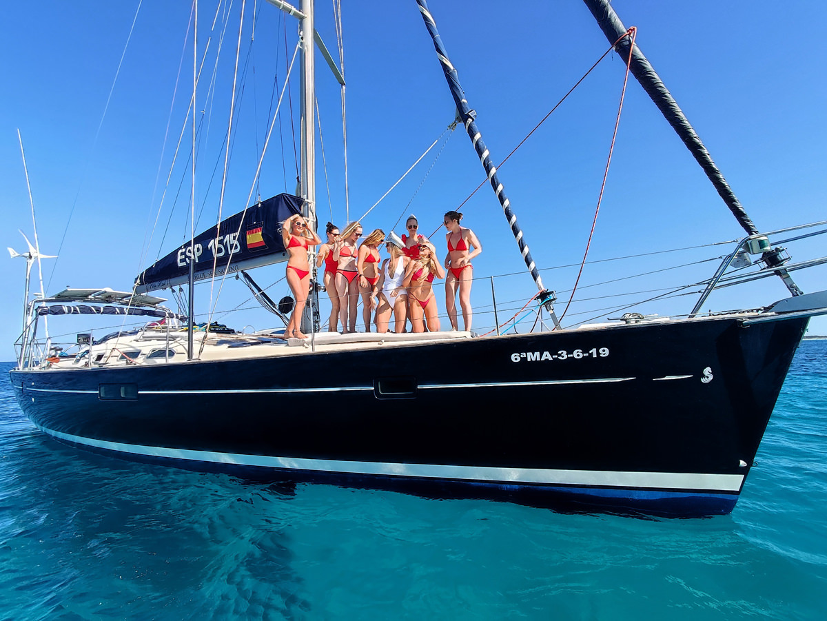 ¿Qué es un Day Charter? - Blue Sea Sailing